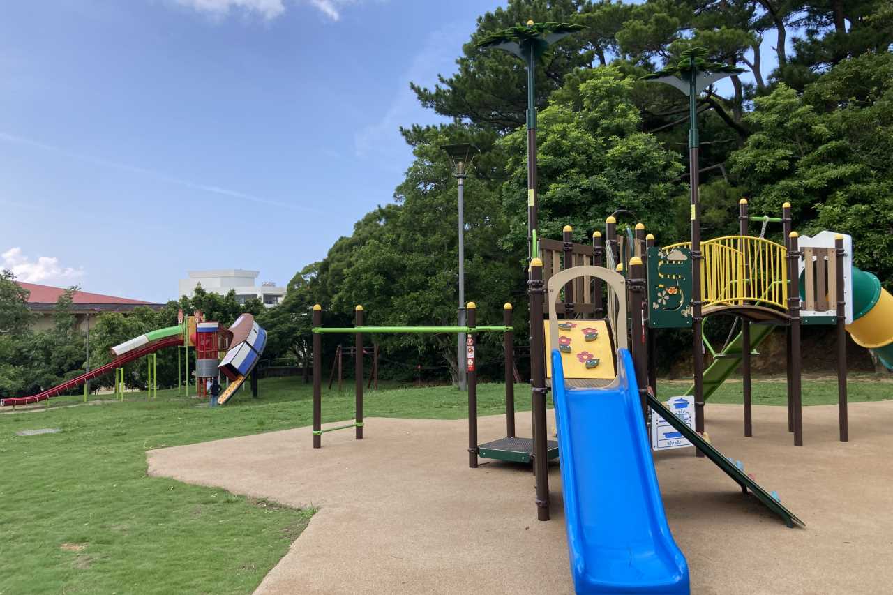 ターザンになりきれる！？新しいデザインの遊具もかわいい！遊び心満載の上勢桑江公園（北谷町） | OKITIVE